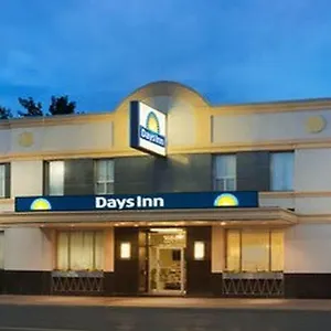 DAYS INN BY WYNDHAM TORONTO EAST BEACHES